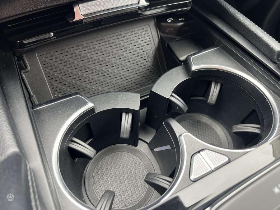 Black Mercedes-Benz GLE 300 2020 in Kaunas, with an engine capacity of 1.95 L and mileage of 186 thousand km for 37500 €, photo 17 on AUTOMOTO.COM.LV