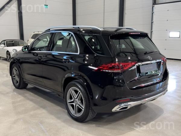 Mercedes-Benz GLE 300 2021 Rīga vietnē Melns Mercedes-Benz GLE 300 2021 Rīga, ar dzinēja tilpumu 2.00 L un nobraukumu 65 tūkst. km par 49990 €, foto 5 vietnē AUTOMOTO.COM.LV