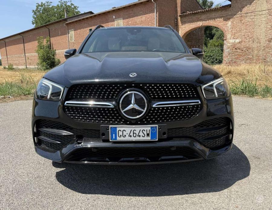 Black Mercedes-Benz GLE 300 2022 in Siauliai, with an engine capacity of 1.99 L and mileage of 229 thousand km for 36900 €, photo 3 on AUTOMOTO.COM.LV