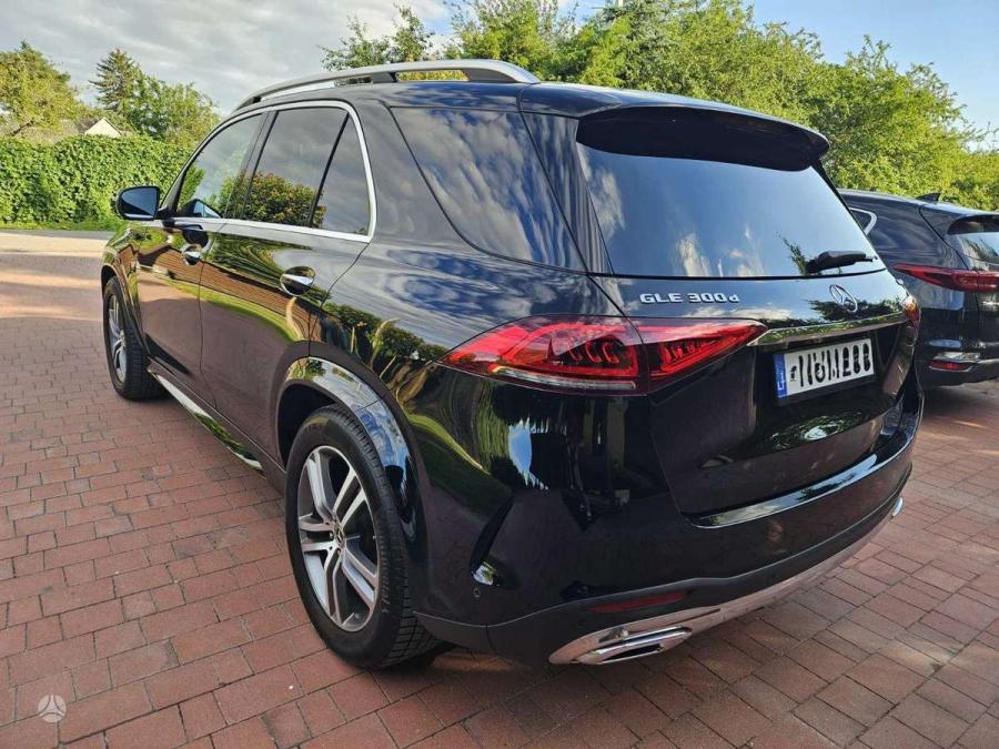 Black Mercedes-Benz GLE 300 2023 in Vilkaviskis, with an engine capacity of 1.99 L and mileage of 112 thousand km for 52900 €, photo 5 on AUTOMOTO.COM.LV