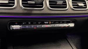 Pelēks Mercedes-Benz GLE 300 2024 Rīga, ar dzinēja tilpumu 2.00 L un nobraukumu 83 tūkst. km par 69990 €, foto 20 vietnē AUTOMOTO.COM.LV