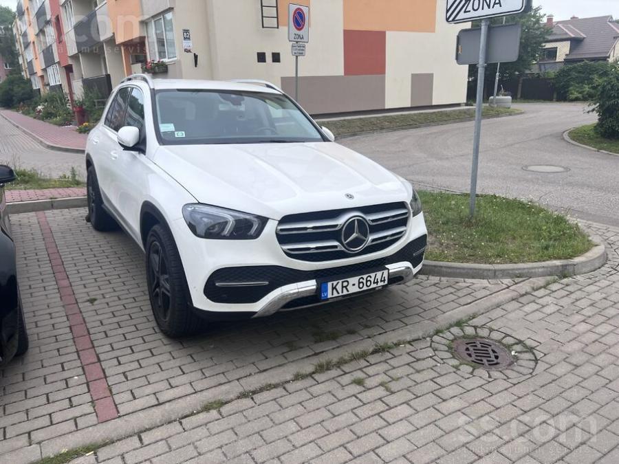 White Mercedes-Benz GLE 300 2020 in Liepaja, with an engine capacity of 2.00 L and mileage of 79 thousand km for 42000 €, photo 3 on AUTOMOTO.COM.LV