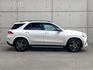 White Mercedes-Benz GLE 300 2020 in Riga, with an engine capacity of 2.00 L and mileage of 152 thousand km for 39900 €, photo 1 on AUTOMOTO.COM.LV