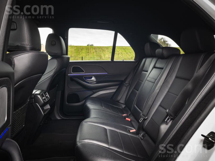 White Mercedes-Benz GLE 300 2020 in Riga, with an engine capacity of 2.00 L and mileage of 152 thousand km for 39900 €, photo 14 on AUTOMOTO.COM.LV