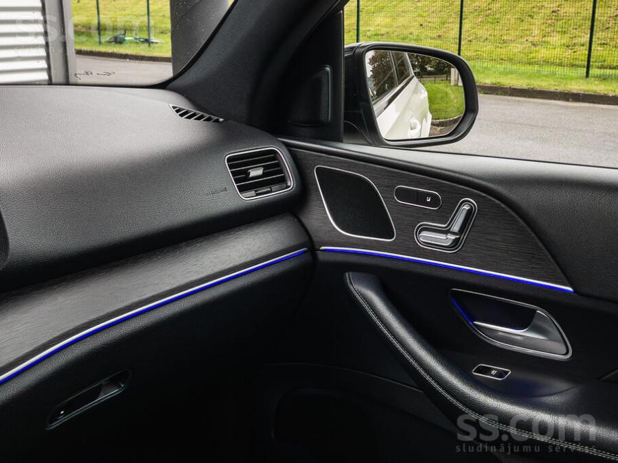 White Mercedes-Benz GLE 300 2020 in Riga, with an engine capacity of 2.00 L and mileage of 152 thousand km for 39900 €, photo 17 on AUTOMOTO.COM.LV