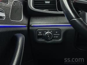 White Mercedes-Benz GLE 300 2020 in Riga, with an engine capacity of 2.00 L and mileage of 152 thousand km for 39900 €, photo 21 on AUTOMOTO.COM.LV