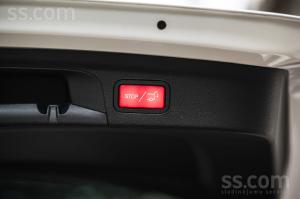White Mercedes-Benz GLE 300 2020 in Riga, with an engine capacity of 2.00 L and mileage of 152 thousand km for 39900 €, photo 28 on AUTOMOTO.COM.LV