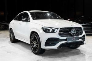 White Mercedes-Benz GLE 300 2022 in Riga, with an engine capacity of 2.99 L and mileage of 53 thousand km for 64900 €, photo 3 on AUTOMOTO.COM.LV