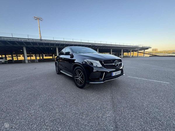 Black Mercedes-Benz GLE 350 2015 in Kaunas, with an engine capacity of 2.99 L and mileage of 300 thousand km for 24900 €, photo 1 on AUTOMOTO.COM.LV