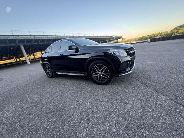 Black Mercedes-Benz GLE 350 2015 in Kaunas, with an engine capacity of 2.99 L and mileage of 300 thousand km for 24900 €, photo 2 on AUTOMOTO.COM.LV