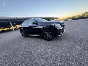 Black Mercedes-Benz GLE 350 2015 in Kaunas, with an engine capacity of 2.99 L and mileage of 300 thousand km for 24900 €, photo 3 on AUTOMOTO.COM.LV