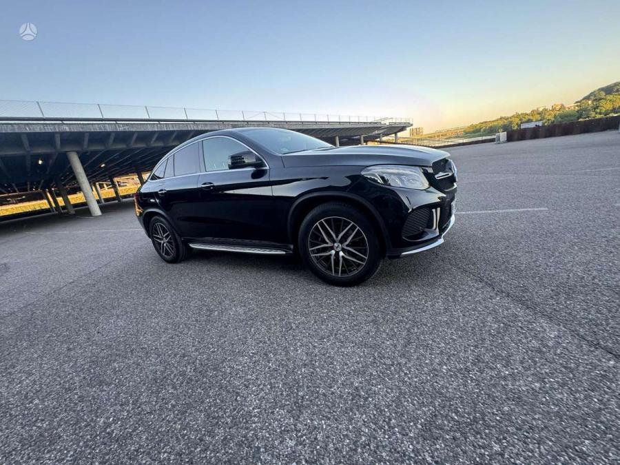 Black Mercedes-Benz GLE 350 2015 in Kaunas, with an engine capacity of 2.99 L and mileage of 300 thousand km for 24900 €, photo 3 on AUTOMOTO.COM.LV