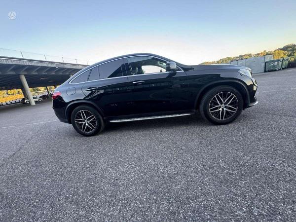Black Mercedes-Benz GLE 350 2015 in Kaunas, with an engine capacity of 2.99 L and mileage of 300 thousand km for 24900 €, photo 3 on AUTOMOTO.COM.LV