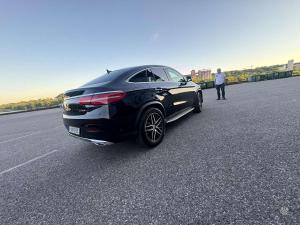 Black Mercedes-Benz GLE 350 2015 in Kaunas, with an engine capacity of 2.99 L and mileage of 300 thousand km for 24900 €, photo 5 on AUTOMOTO.COM.LV