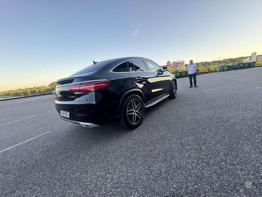 Black Mercedes-Benz GLE 350 2015 in Kaunas, with an engine capacity of 2.99 L and mileage of 300 thousand km for 24900 €, photo 5 on AUTOMOTO.COM.LV