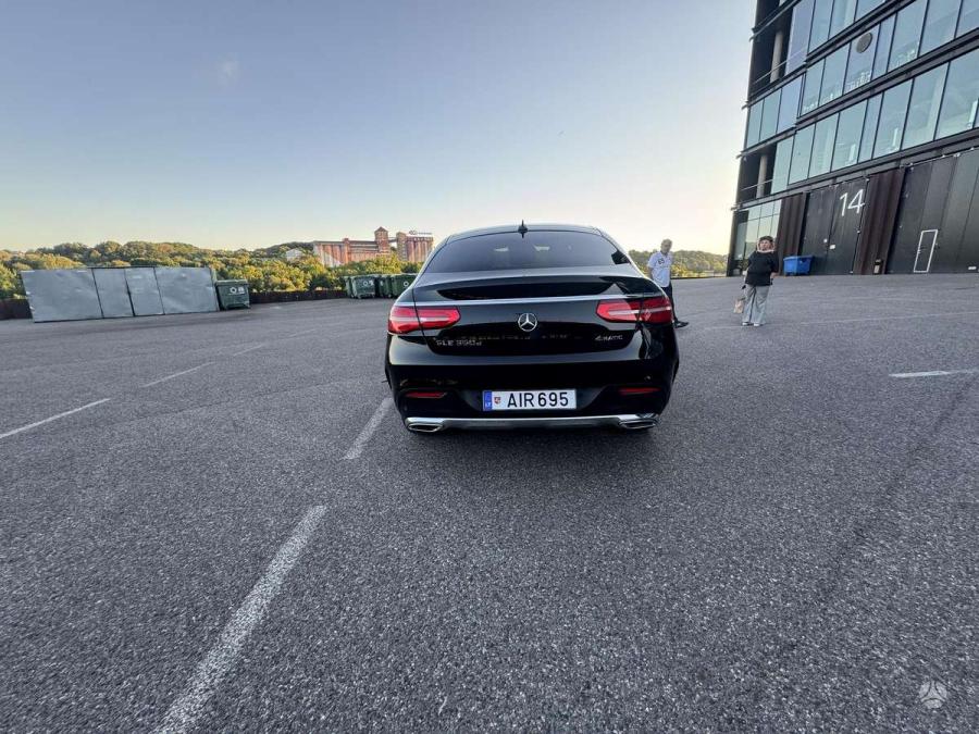 Black Mercedes-Benz GLE 350 2015 in Kaunas, with an engine capacity of 2.99 L and mileage of 300 thousand km for 24900 €, photo 6 on AUTOMOTO.COM.LV