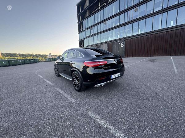 Black Mercedes-Benz GLE 350 2015 in Kaunas, with an engine capacity of 2.99 L and mileage of 300 thousand km for 24900 €, photo 6 on AUTOMOTO.COM.LV