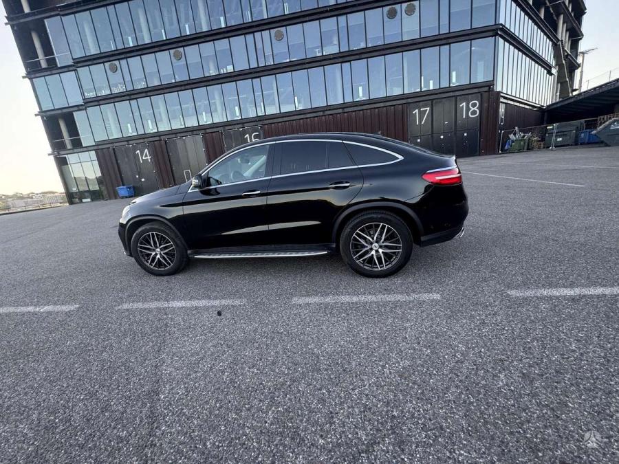 Black Mercedes-Benz GLE 350 2015 in Kaunas, with an engine capacity of 2.99 L and mileage of 300 thousand km for 24900 €, photo 8 on AUTOMOTO.COM.LV