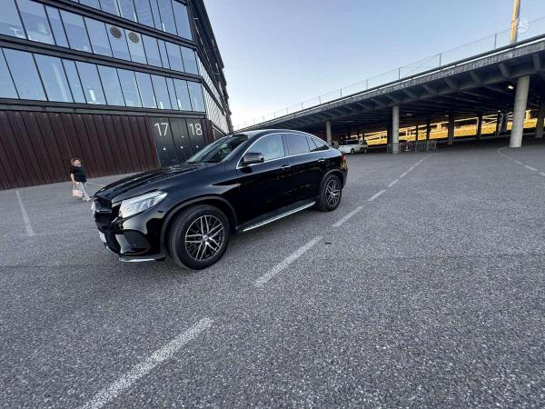 Black Mercedes-Benz GLE 350 2015 in Kaunas, with an engine capacity of 2.99 L and mileage of 300 thousand km for 24900 €, photo 8 on AUTOMOTO.COM.LV