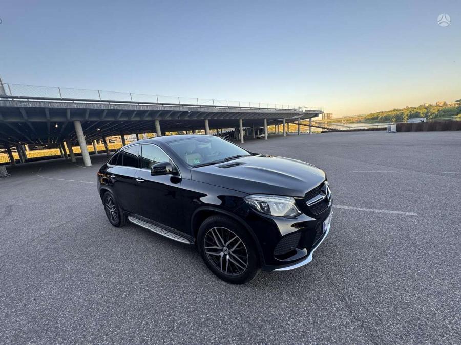 Black Mercedes-Benz GLE 350 2015 in Kaunas, with an engine capacity of 2.99 L and mileage of 300 thousand km for 24900 €, photo 12 on AUTOMOTO.COM.LV