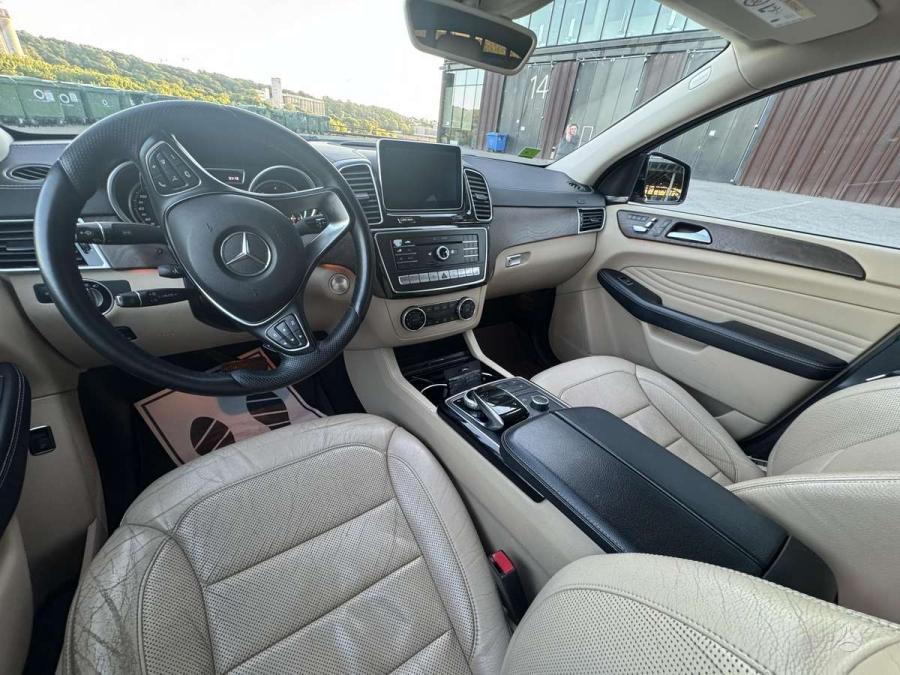 Black Mercedes-Benz GLE 350 2015 in Kaunas, with an engine capacity of 2.99 L and mileage of 300 thousand km for 24900 €, photo 13 on AUTOMOTO.COM.LV