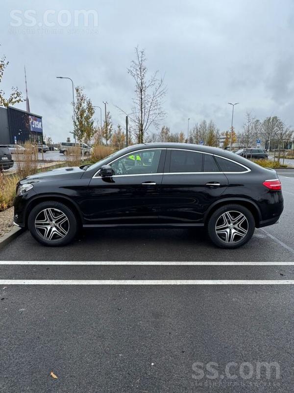 Black Mercedes-Benz GLE 350 2016 in Riga, with an engine capacity of 3.00 L and mileage of 137 thousand km for 32700 €, photo 2 on AUTOMOTO.COM.LV