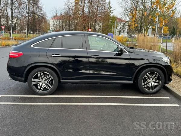 Black Mercedes-Benz GLE 350 2016 in Riga, with an engine capacity of 3.00 L and mileage of 137 thousand km for 32700 €, photo 3 on AUTOMOTO.COM.LV