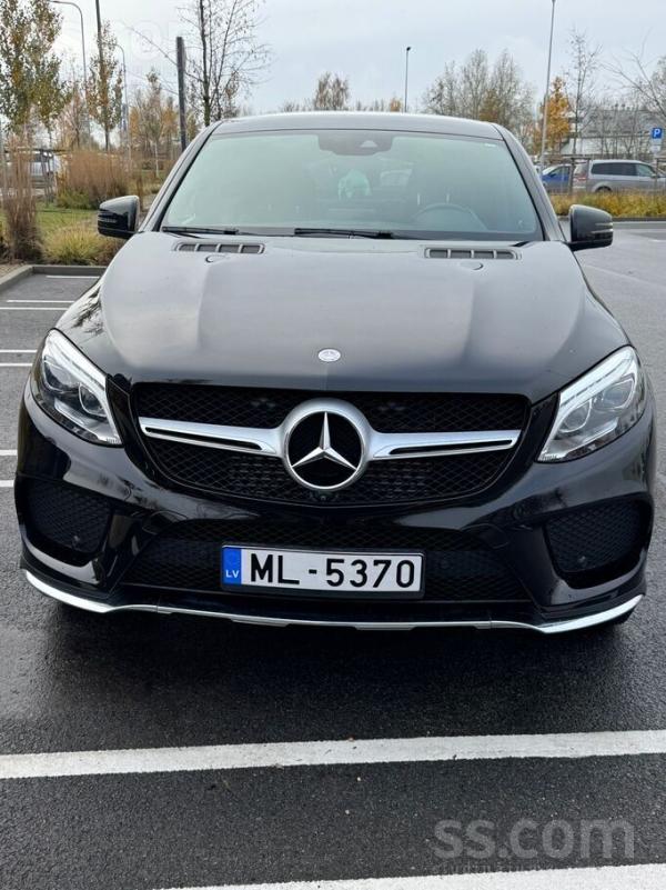Black Mercedes-Benz GLE 350 2016 in Riga, with an engine capacity of 3.00 L and mileage of 137 thousand km for 32700 €, photo 4 on AUTOMOTO.COM.LV