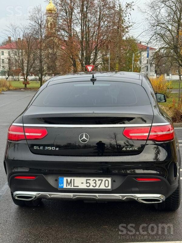 Black Mercedes-Benz GLE 350 2016 in Riga, with an engine capacity of 3.00 L and mileage of 137 thousand km for 32700 €, photo 5 on AUTOMOTO.COM.LV