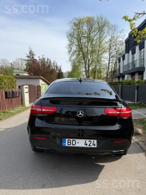 Black Mercedes-Benz GLE 350 2016 in Jurmala, with an engine capacity of 3.00 L and mileage of 176 thousand km for 27000 €, photo 3 on AUTOMOTO.COM.LV