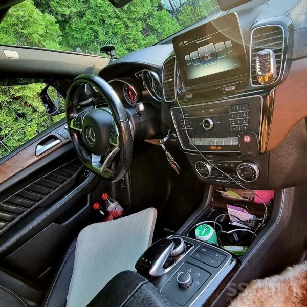 Black Mercedes-Benz GLE 350 2016 in Valka, with an engine capacity of 3.00 L and mileage of 142 thousand km for 28500 €, photo 8 on AUTOMOTO.COM.LV