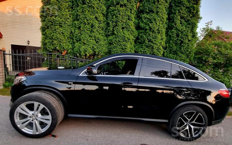 Black Mercedes-Benz GLE 350 2016 in Valka, with an engine capacity of 3.00 L and mileage of 142 thousand km for 28500 €, photo 14 on AUTOMOTO.COM.LV