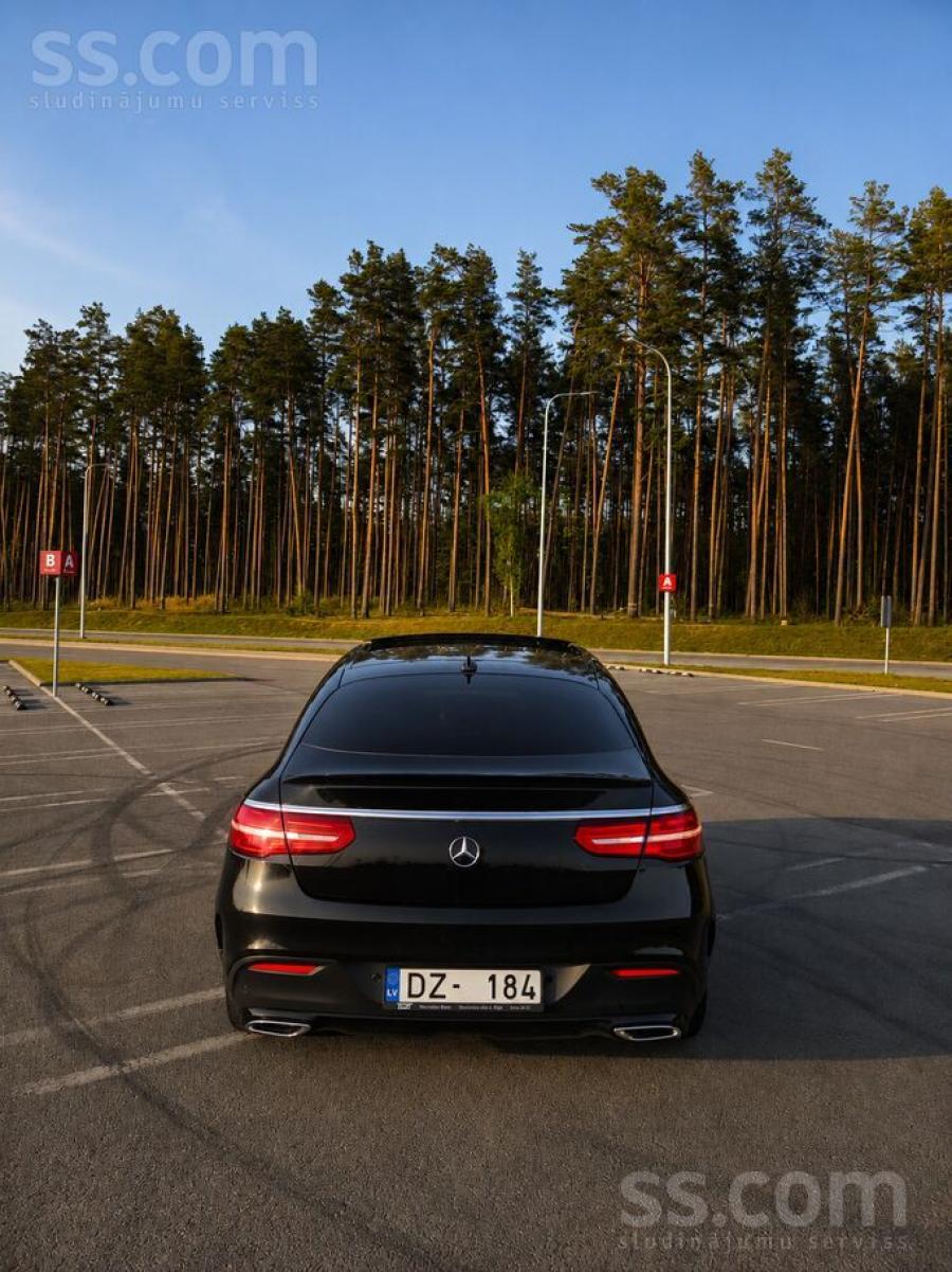 Black Mercedes-Benz GLE 350 2016 in Riga, with an engine capacity of 3.00 L and mileage of 190 thousand km for 31900 €, photo 5 on AUTOMOTO.COM.LV