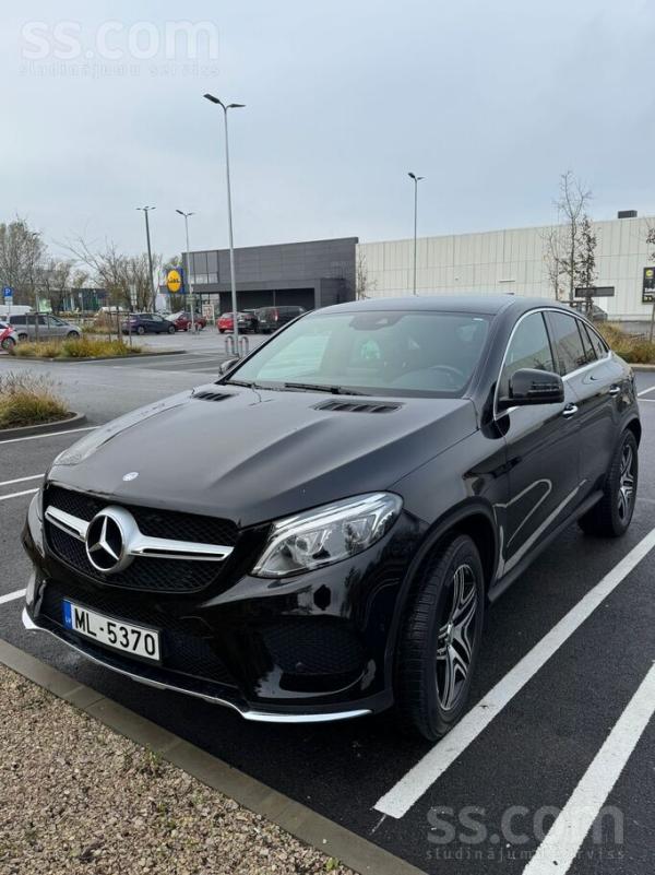 Mercedes-Benz GLE 350 2016 Rīga vietnē Melns Mercedes-Benz GLE 350 2016 Rīga, ar dzinēja tilpumu 3.00 L un nobraukumu 137 tūkst. km par 32700 €, foto 1 vietnē AUTOMOTO.COM.LV