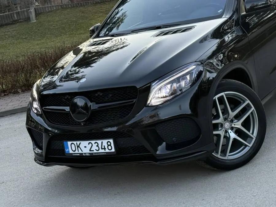 Black Mercedes-Benz GLE 350 2015 in Jurmala, with an engine capacity of 3.00 L and mileage of 220 thousand km for 21950 €, photo 3 on AUTOMOTO.COM.LV