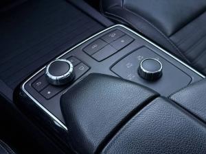 Black Mercedes-Benz GLE 350 2015 in Jurmala, with an engine capacity of 3.00 L and mileage of 220 thousand km for 21950 €, photo 33 on AUTOMOTO.COM.LV