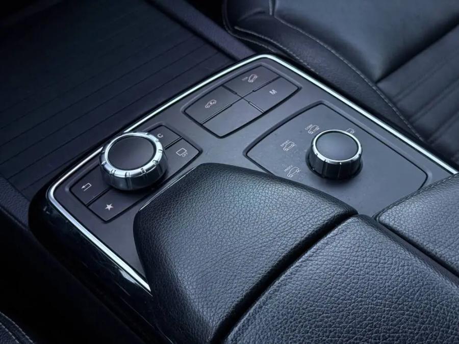 Black Mercedes-Benz GLE 350 2015 in Jurmala, with an engine capacity of 3.00 L and mileage of 220 thousand km for 21950 €, photo 33 on AUTOMOTO.COM.LV