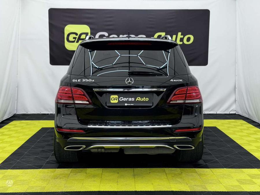 Black Mercedes-Benz GLE 350 2015 in Vilnius, with an engine capacity of 2.99 L and mileage of 269 thousand km for 20800 €, photo 6 on AUTOMOTO.COM.LV