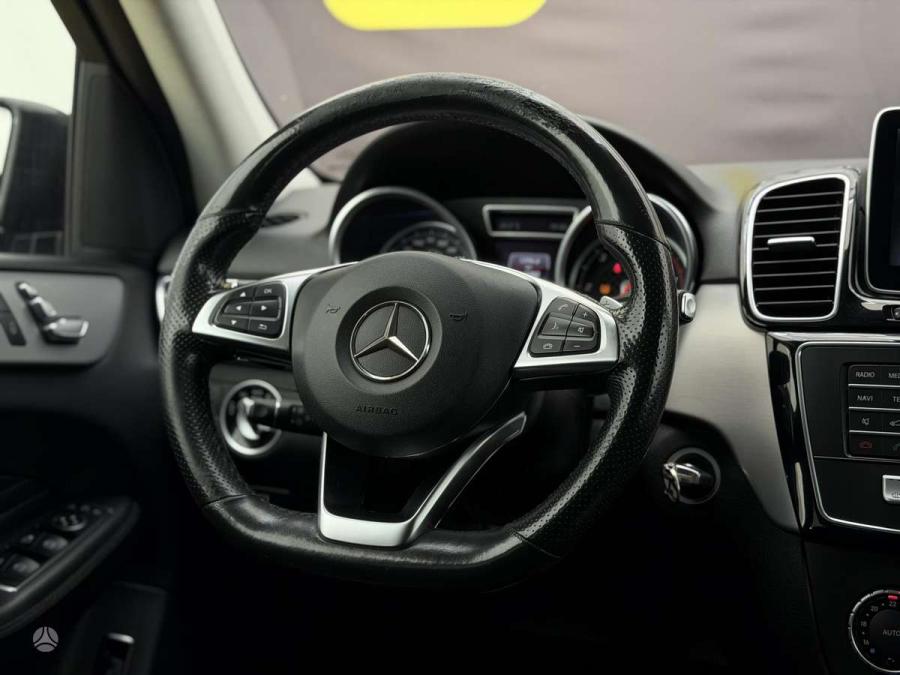 Black Mercedes-Benz GLE 350 2015 in Vilnius, with an engine capacity of 2.99 L and mileage of 269 thousand km for 20800 €, photo 17 on AUTOMOTO.COM.LV