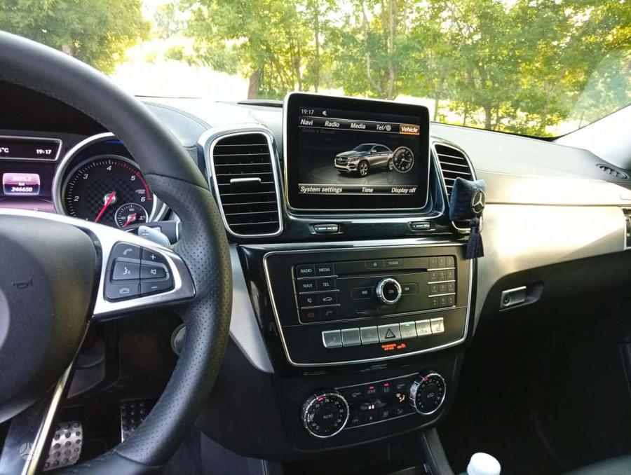 Melns Mercedes-Benz GLE 350 2015 Panevēža, ar dzinēja tilpumu 2.99 L un nobraukumu 247 tūkst. km par 22850 €, foto 21 vietnē AUTOMOTO.COM.LV