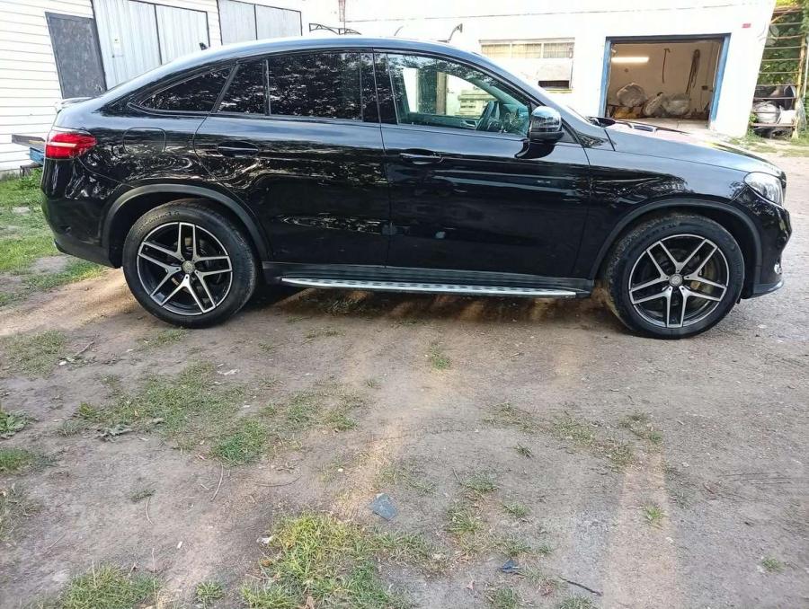 Melns Mercedes-Benz GLE 350 2015 Panevēža, ar dzinēja tilpumu 2.99 L un nobraukumu 247 tūkst. km par 22850 €, foto 5 vietnē AUTOMOTO.COM.LV