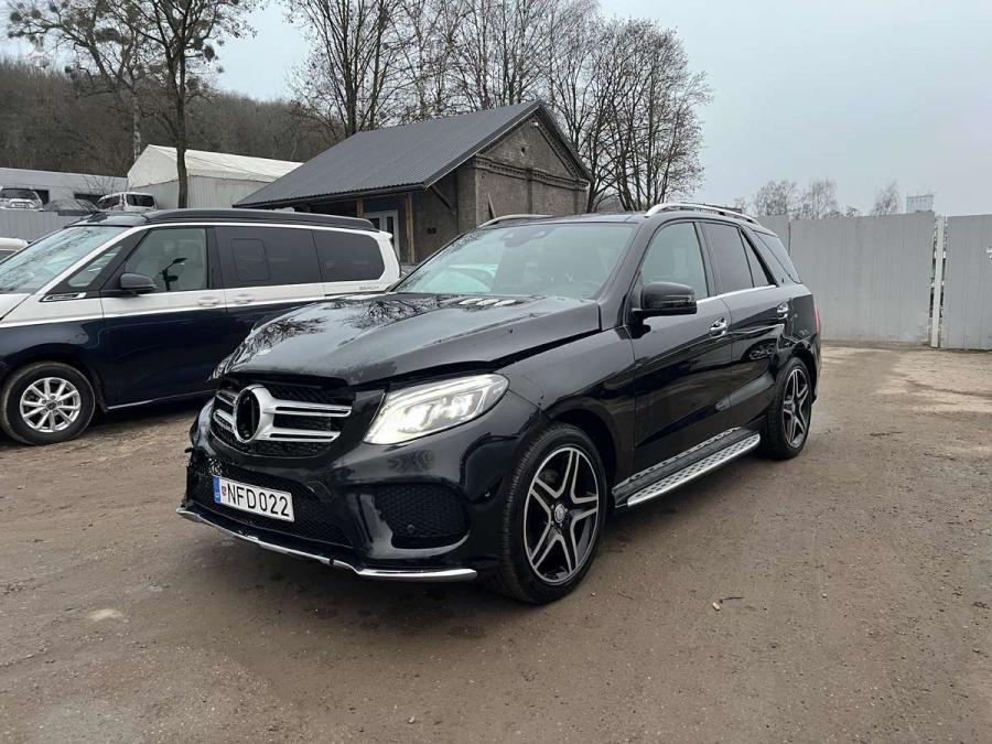 Melns Mercedes-Benz GLE 350 2016 Kauņa, ar dzinēja tilpumu 2.99 L un nobraukumu 98 tūkst. km par 10900 €, foto 1 vietnē AUTOMOTO.COM.LV
