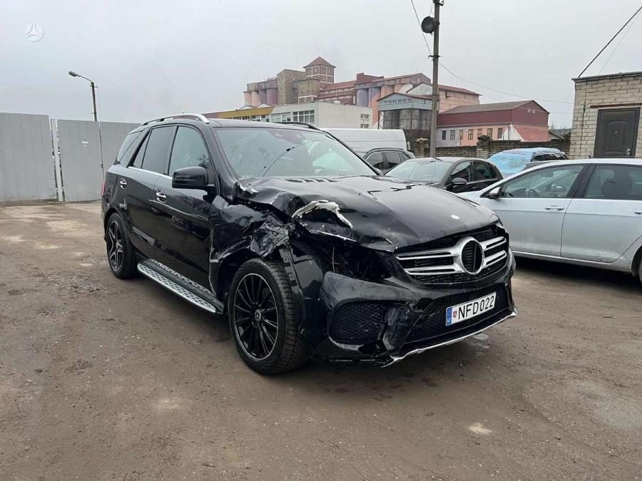 Melns Mercedes-Benz GLE 350 2016 Kauņa, ar dzinēja tilpumu 2.99 L un nobraukumu 98 tūkst. km par 10900 €, foto 2 vietnē AUTOMOTO.COM.LV