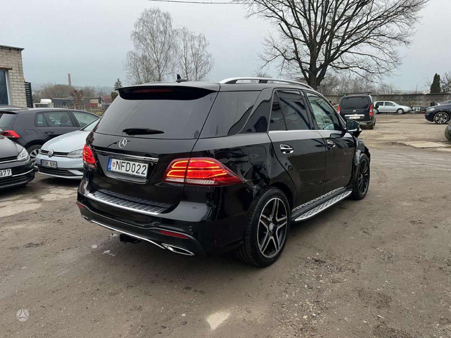Melns Mercedes-Benz GLE 350 2016 Kauņa, ar dzinēja tilpumu 2.99 L un nobraukumu 98 tūkst. km par 10900 €, foto 3 vietnē AUTOMOTO.COM.LV