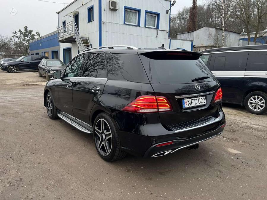 Melns Mercedes-Benz GLE 350 2016 Kauņa, ar dzinēja tilpumu 2.99 L un nobraukumu 98 tūkst. km par 10900 €, foto 4 vietnē AUTOMOTO.COM.LV
