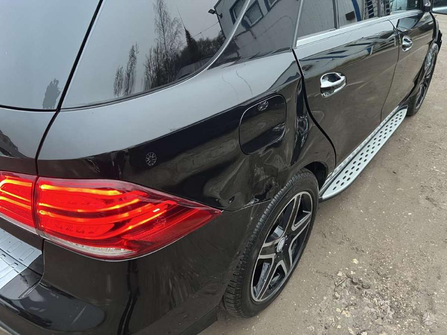 Melns Mercedes-Benz GLE 350 2016 Kauņa, ar dzinēja tilpumu 2.99 L un nobraukumu 98 tūkst. km par 10900 €, foto 10 vietnē AUTOMOTO.COM.LV