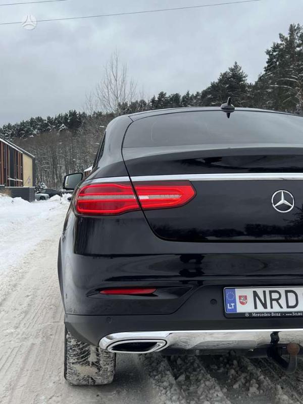 Black Mercedes-Benz GLE 350 2016 in Vilnius, with an engine capacity of 2.99 L and mileage of 198 thousand km for 29500 €, photo 4 on AUTOMOTO.COM.LV