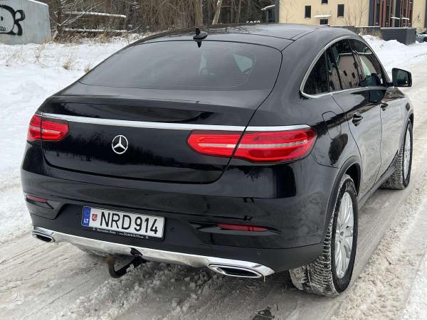 Black Mercedes-Benz GLE 350 2016 in Vilnius, with an engine capacity of 2.99 L and mileage of 198 thousand km for 29500 €, photo 5 on AUTOMOTO.COM.LV