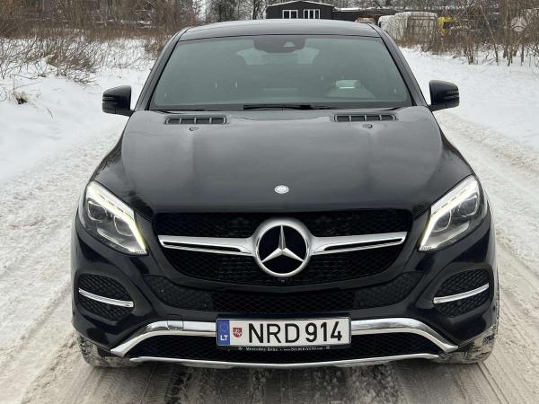 Black Mercedes-Benz GLE 350 2016 in Vilnius, with an engine capacity of 2.99 L and mileage of 198 thousand km for 29500 €, photo 7 on AUTOMOTO.COM.LV