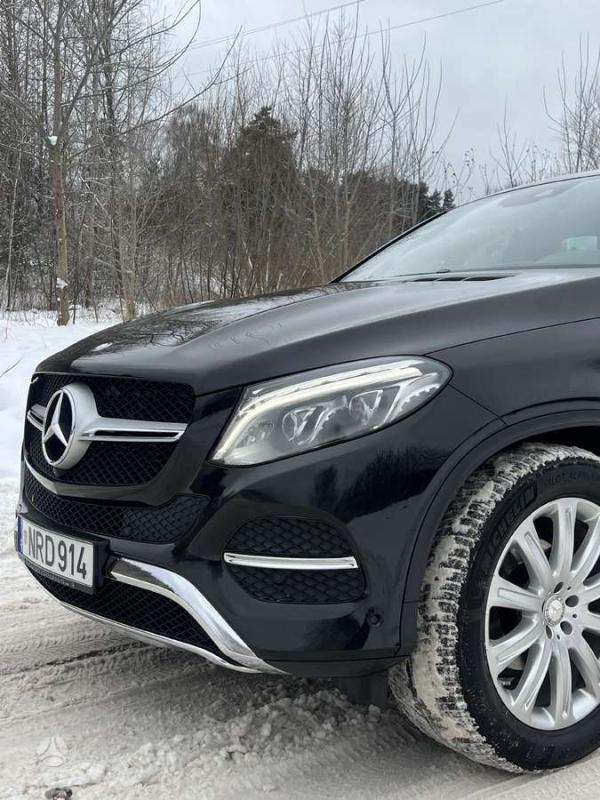 Black Mercedes-Benz GLE 350 2016 in Vilnius, with an engine capacity of 2.99 L and mileage of 198 thousand km for 29500 €, photo 8 on AUTOMOTO.COM.LV